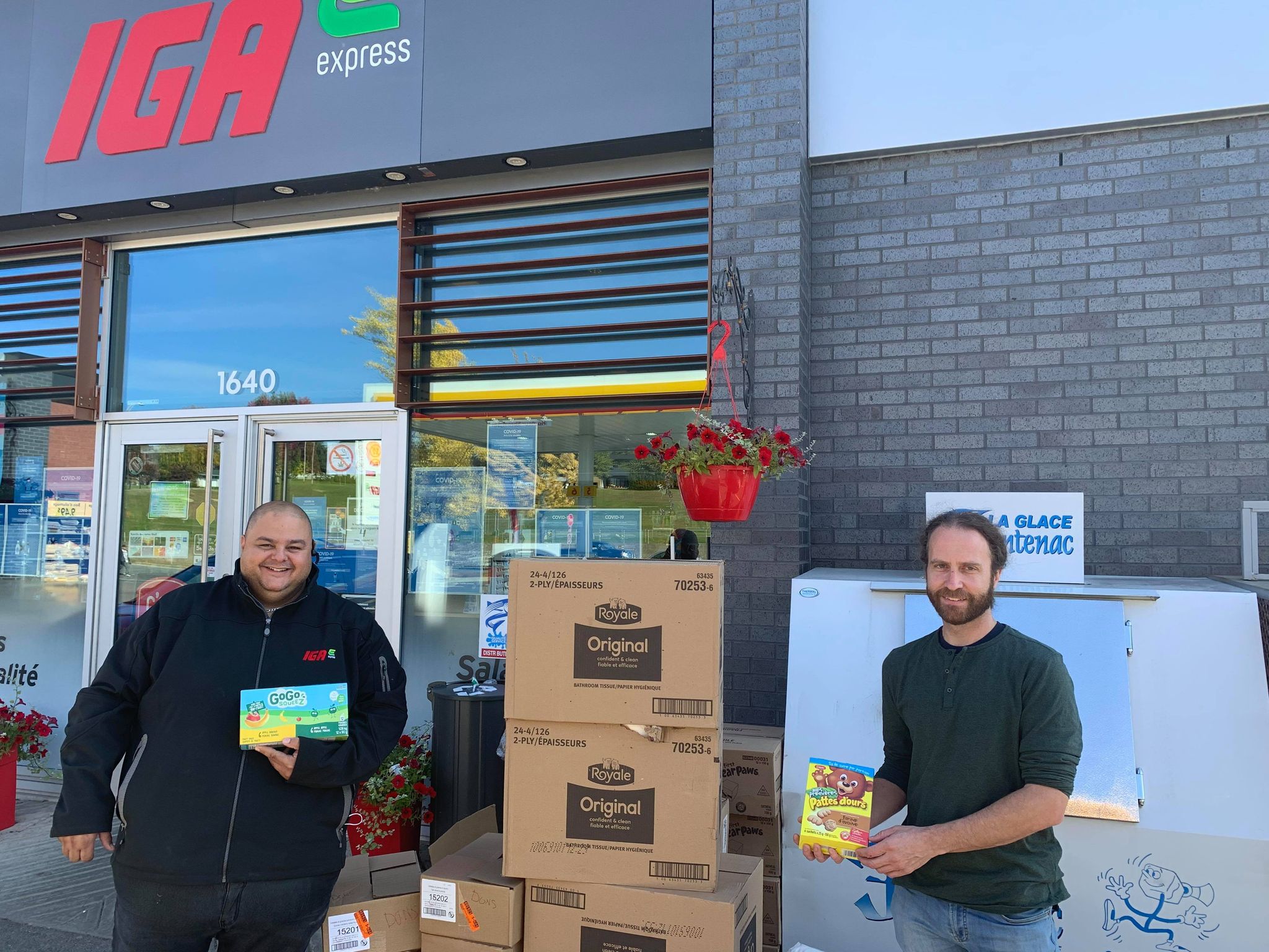 IGA Express remet 2000$ de denrées à des familles de la région - L ...